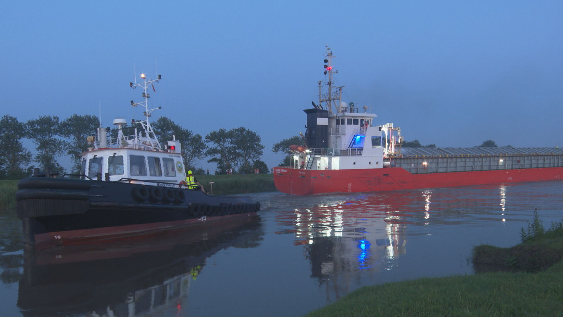 Ship wedged between Sutton Bridge and Port of Wisbech is towed to ...