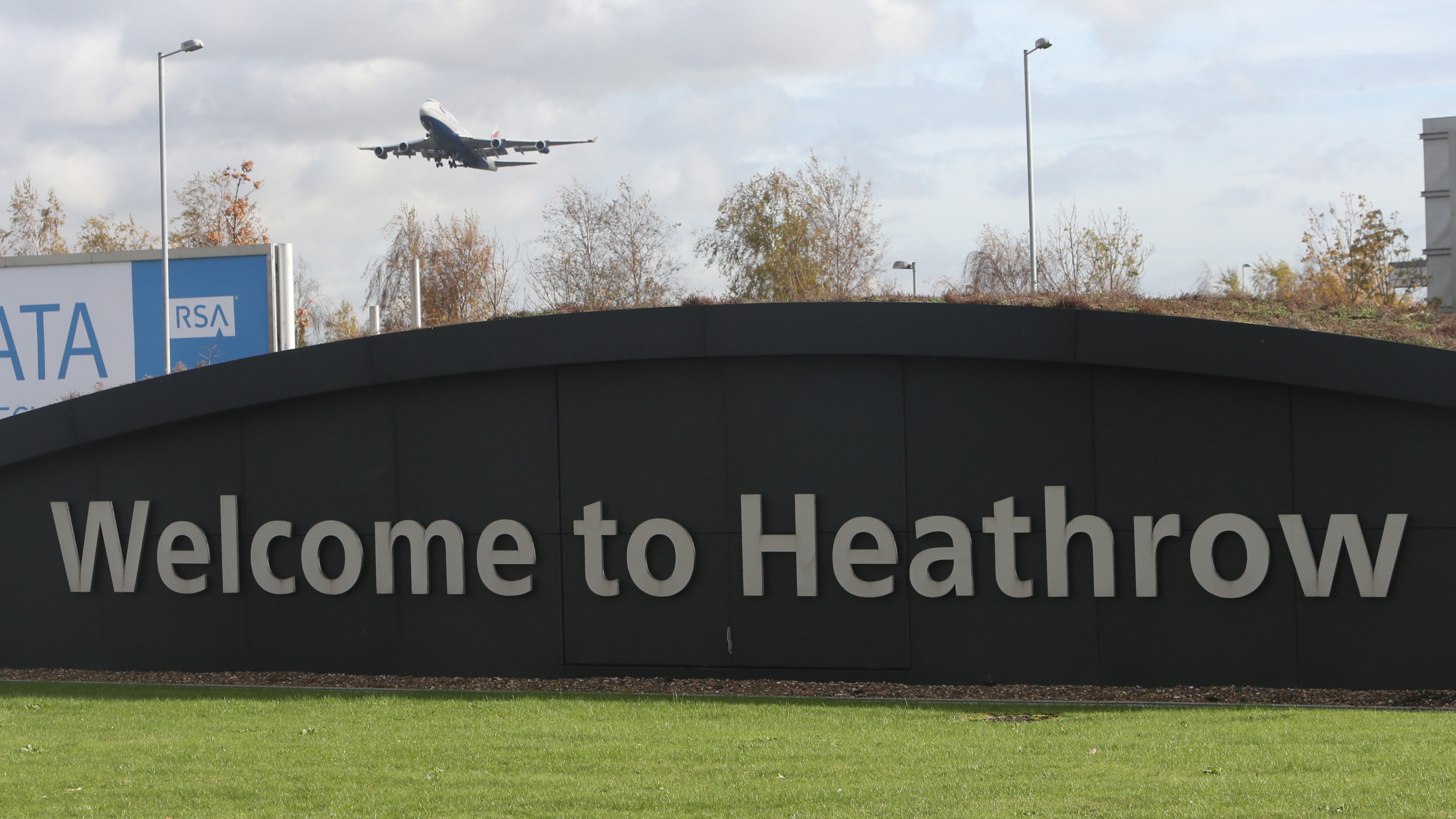 Heathrow Airport security guards stage fresh strike over pay | ITV News ...