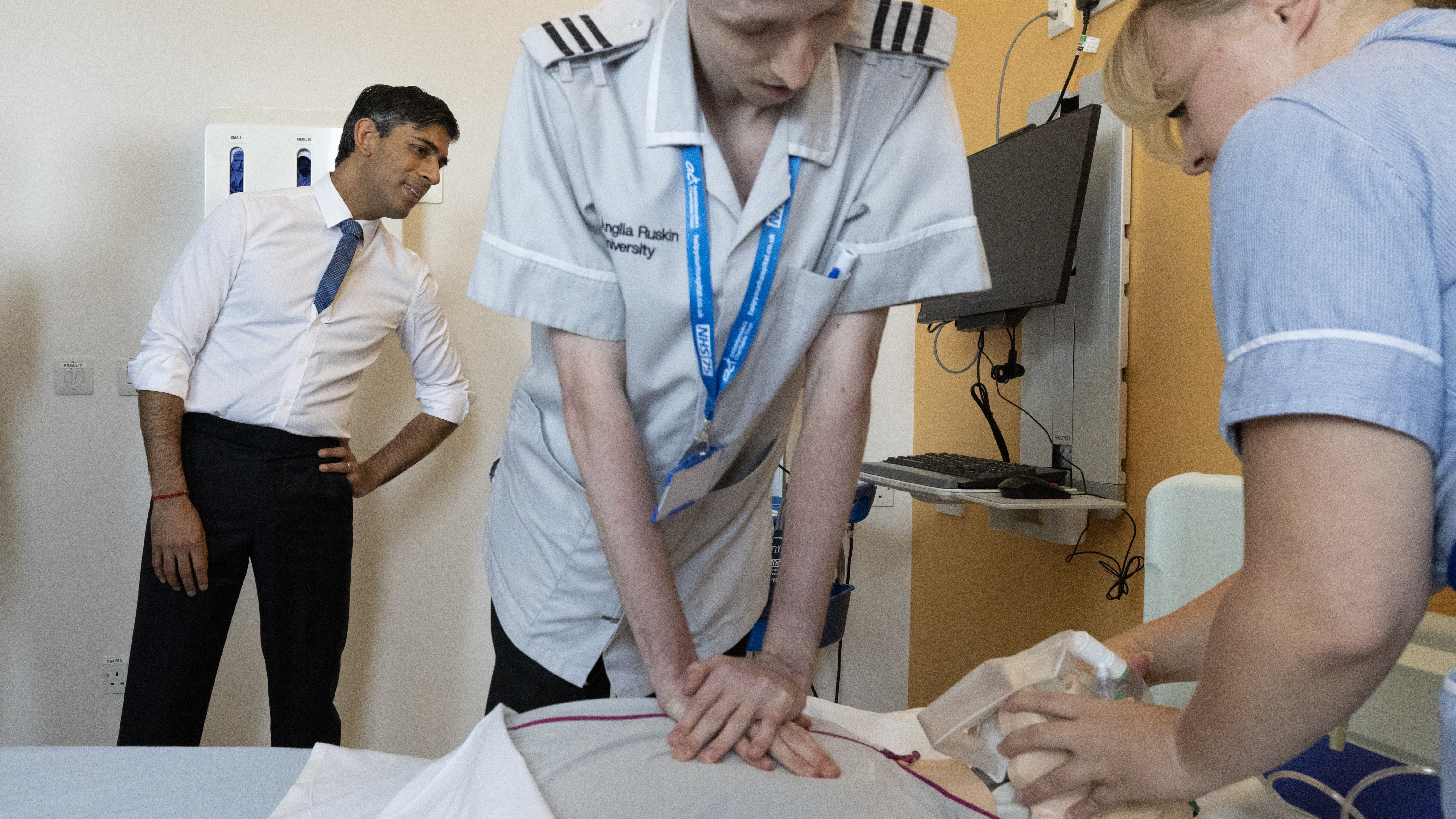 'Train, retain, reform': Rishi Sunak hails NHS plan for 300,000 extra ...