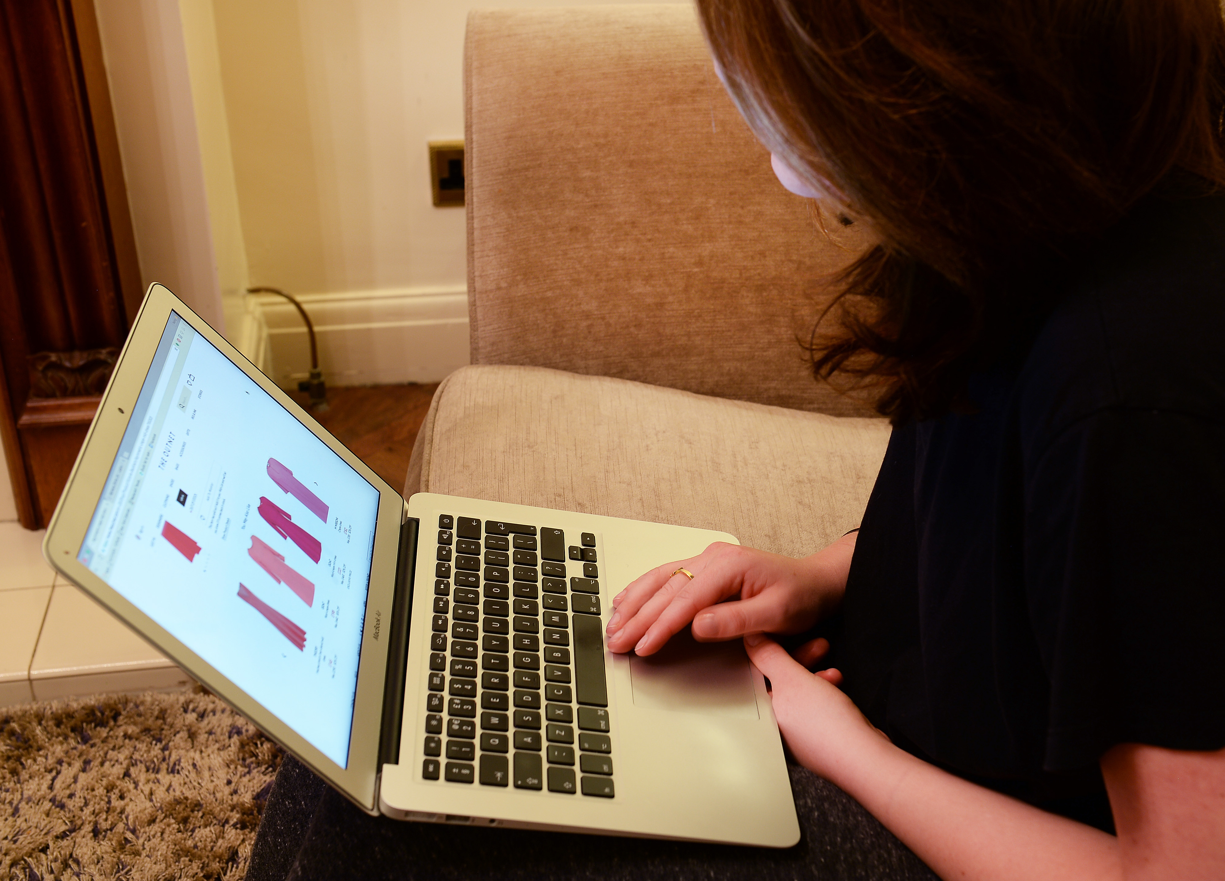 Retail sales rebound in February as shoppers buy online | ITV News