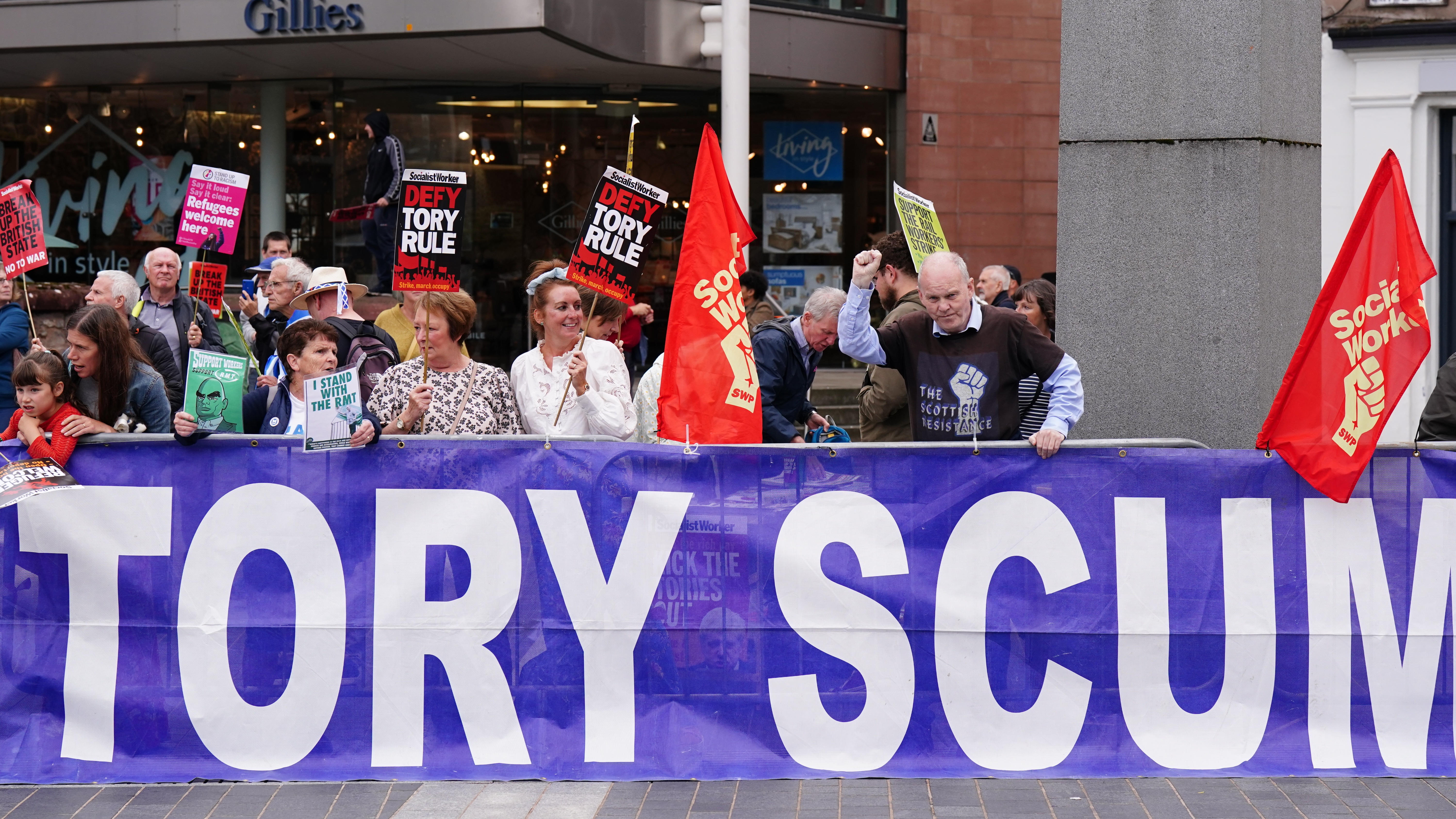 Rishi Sunak and Liz Truss met with protesters shouting ‘Tory scum’ at ...