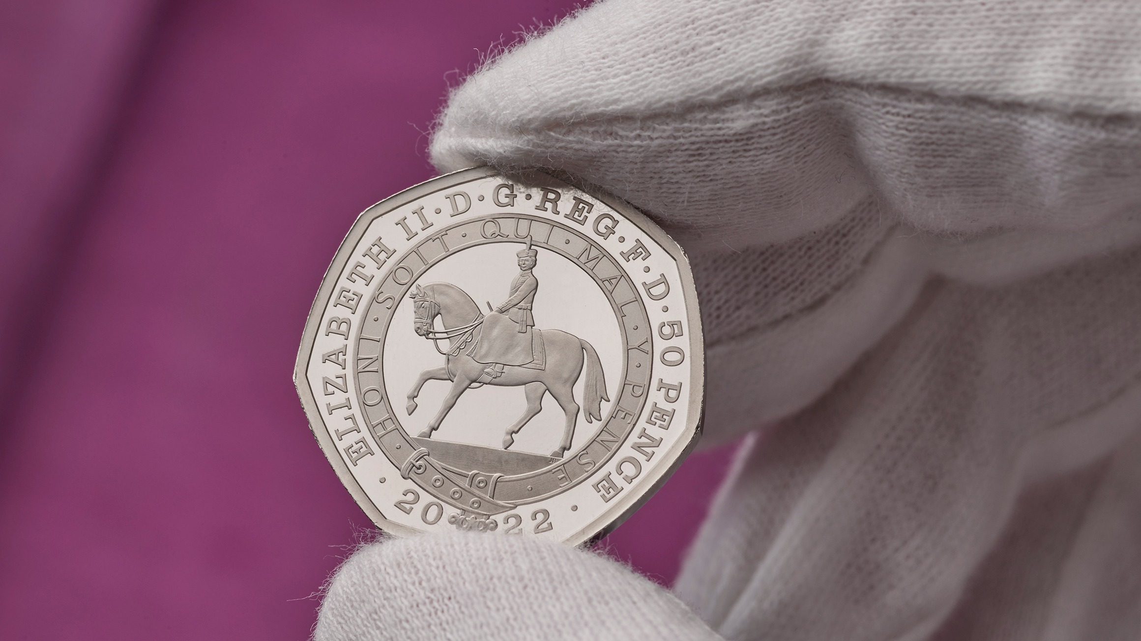 Platinum Jubilee: Royal Mint unveils commemorative coin of Queen on ...