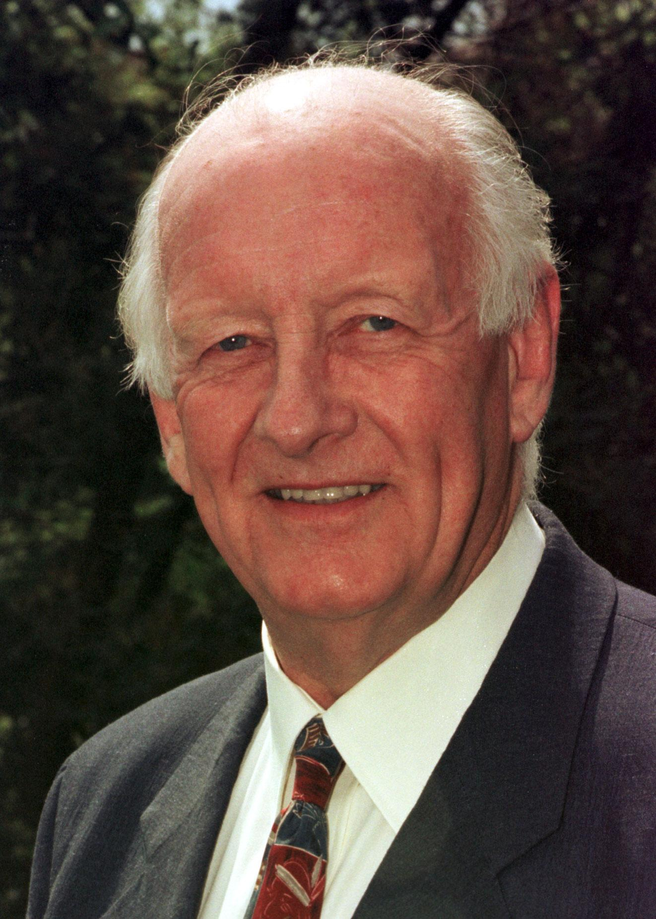 Tributes flow for former BBC presenter Frank Bough | ITV News
