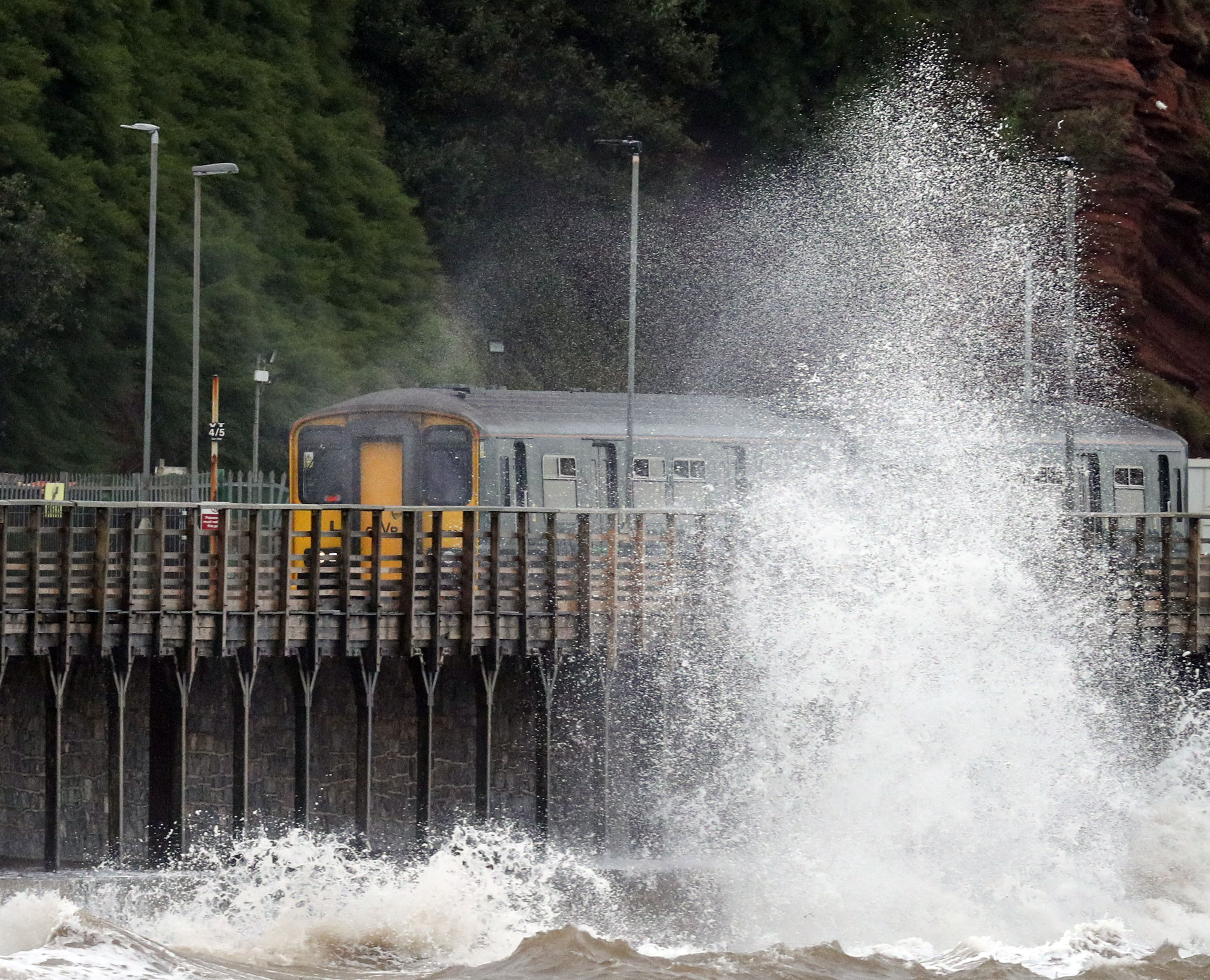 Strong winds and ‘confused’ weather forecast for UK | ITV News