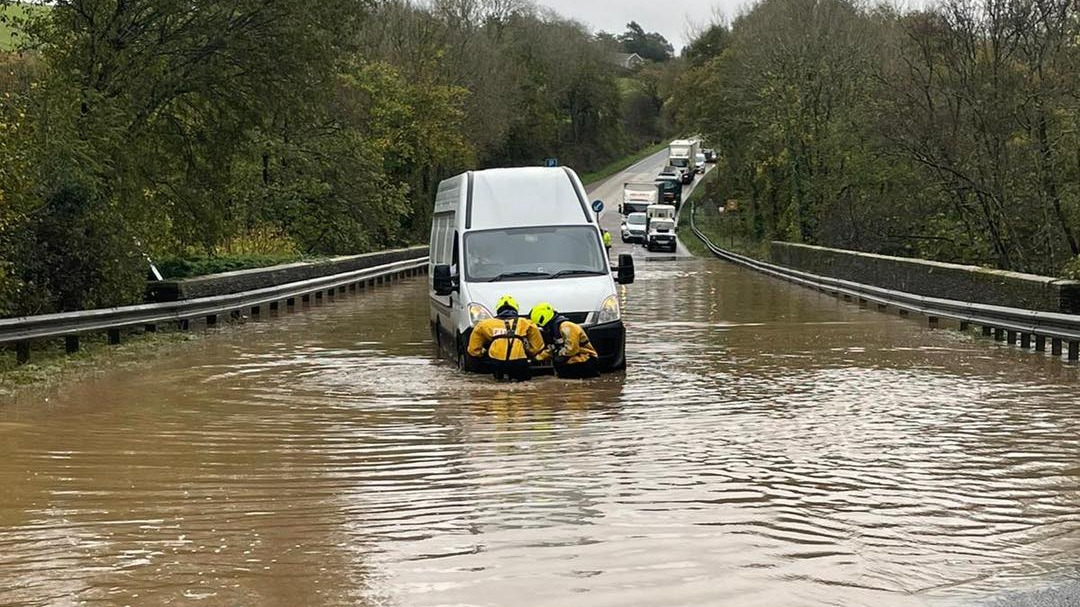 Motorists rescued from their cars on A38 in East Cornwall after being ...