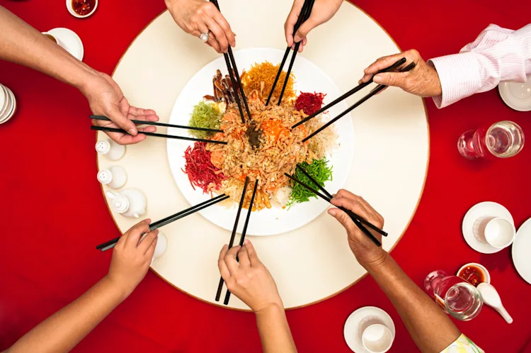 A Beginner's Guide to Yusheng or “Lohei” in Singapore