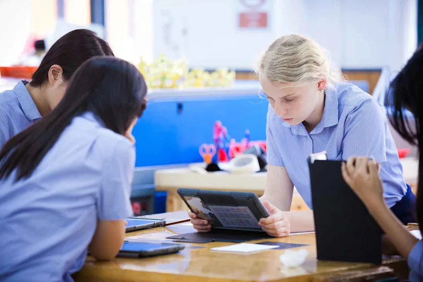 1. 教师(Jiàoshī) - Teacher