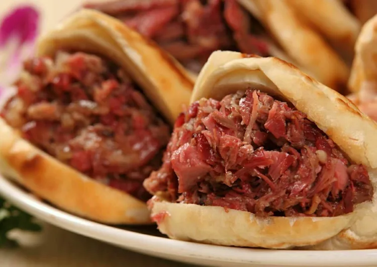 Donkey meat barbecue is a dish that carries the vicissitudes of history.