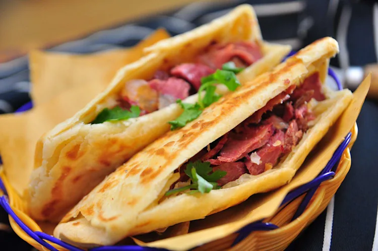 Donkey meat barbecue is a dish that carries the vicissitudes of history.