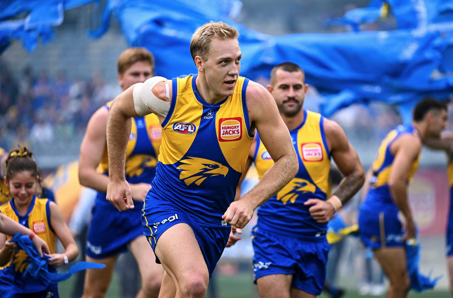 AFL trade 2025: Oscar Allen and Sam Mitchell meet in Perth