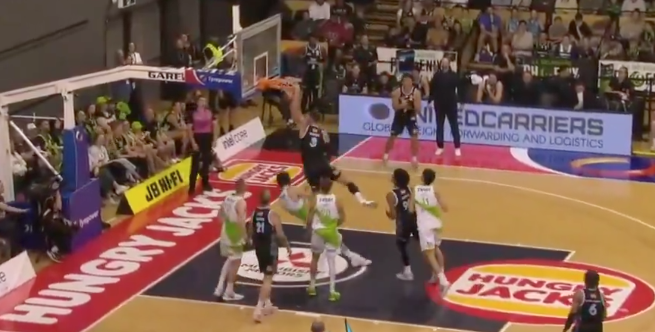 NBL: Sam Mennenga poster dunk New Zealand Breakers NBL NBA