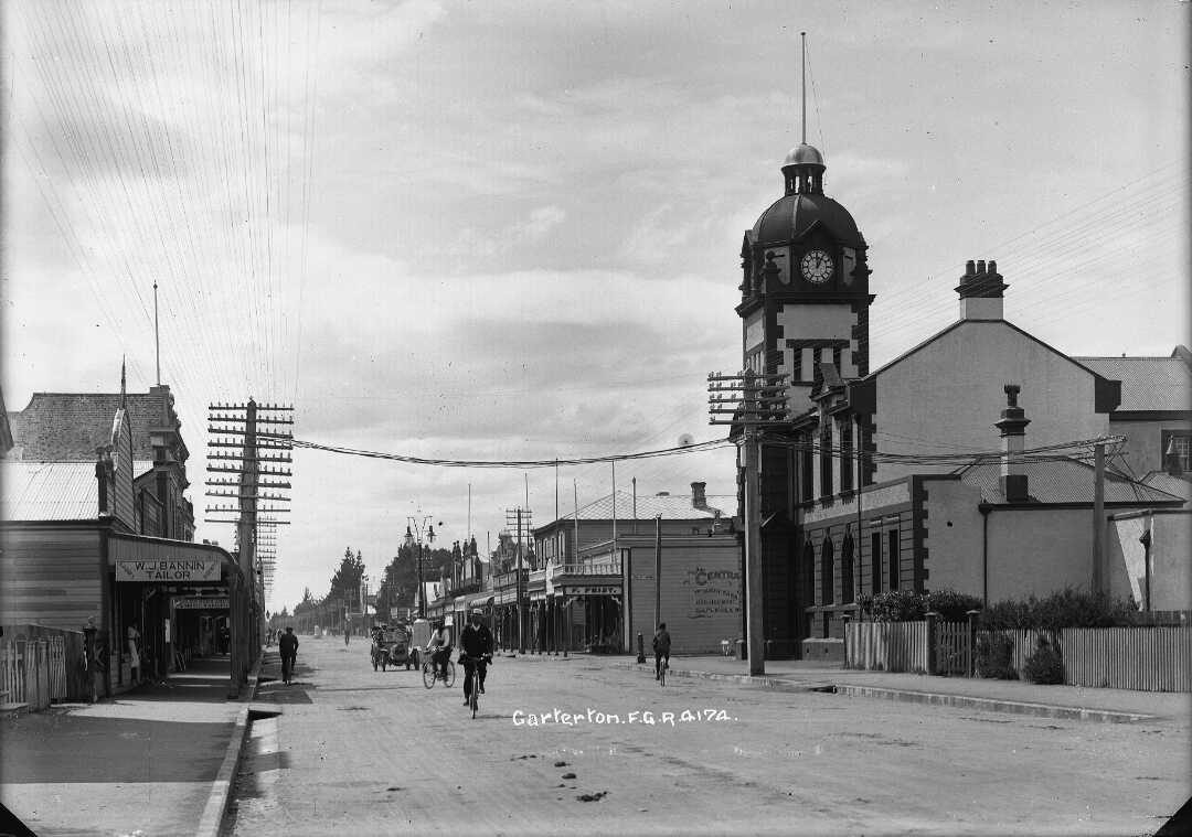 Meet the tweeting swagman | National Library of New Zealand
