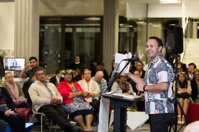 Sign of the time in Niue | National Library of New Zealand
