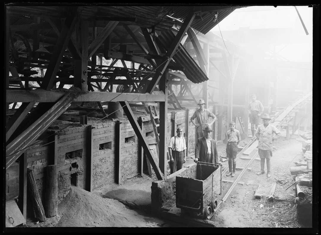 Treating crushed ore sands, c. 1931 | National Library of New Zealand