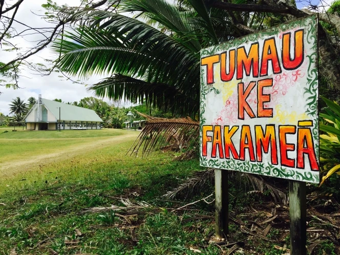 Sign of the time in Niue | National Library of New Zealand