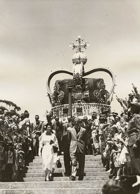 On the steps of Nelson Cathedral | National Library of New Zealand