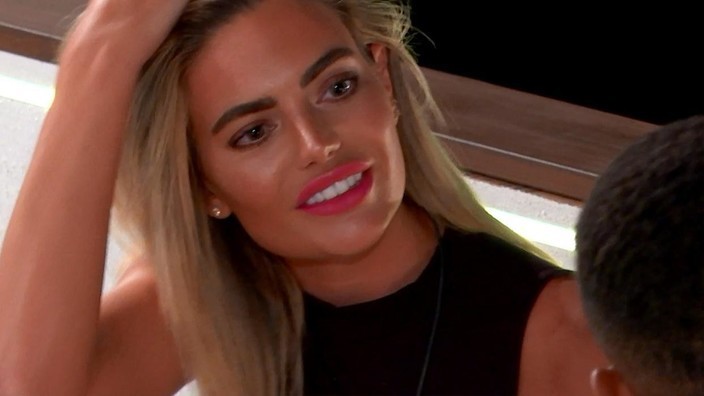 Megan makes a move on Wes | Love Island