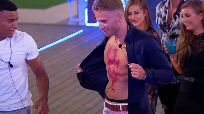 Operation Chellie goes heroically to plan | Love Island