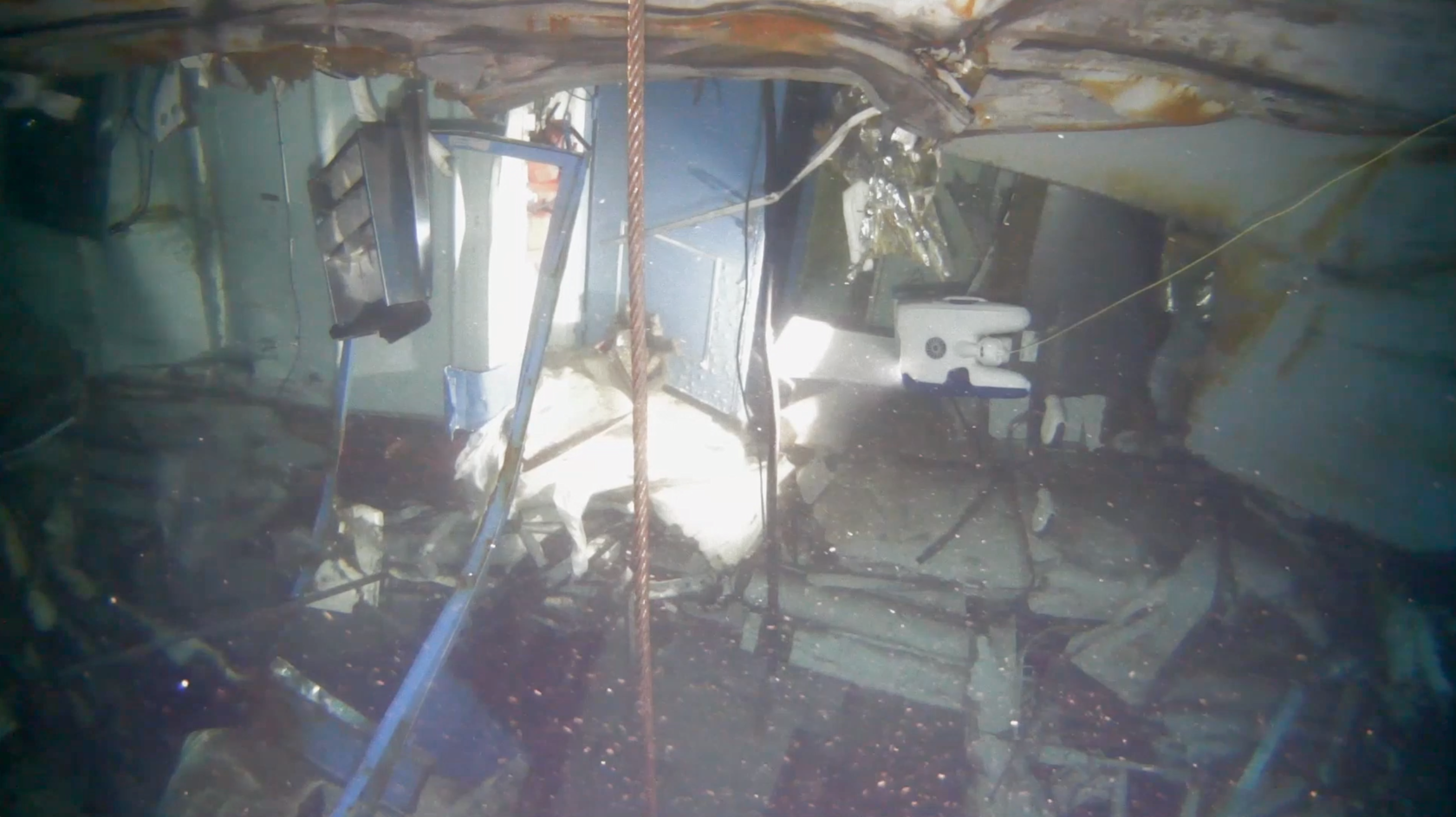 Investigating the wreck of the frigate Helge Ingstad