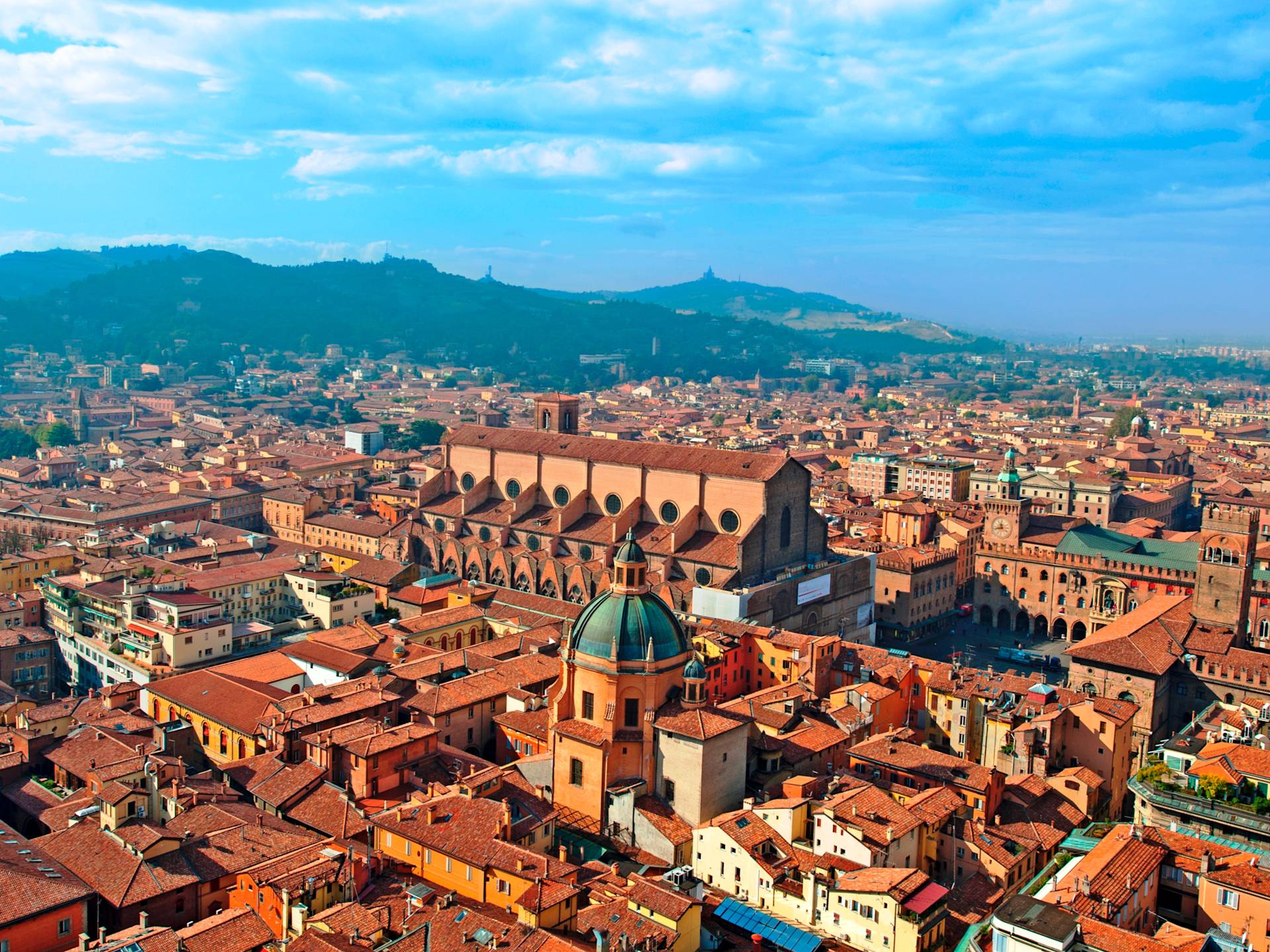 Nightlife in Bologna: Bars, nightclubs & live music Nightlife in Bologna: Bars, nightclubs & live music