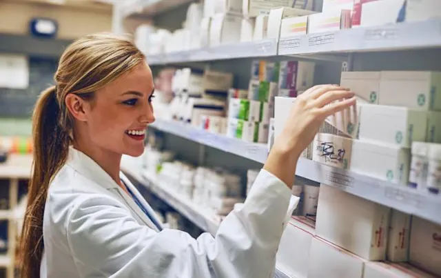 Chemist vs pharmacist: Which career is right for me?