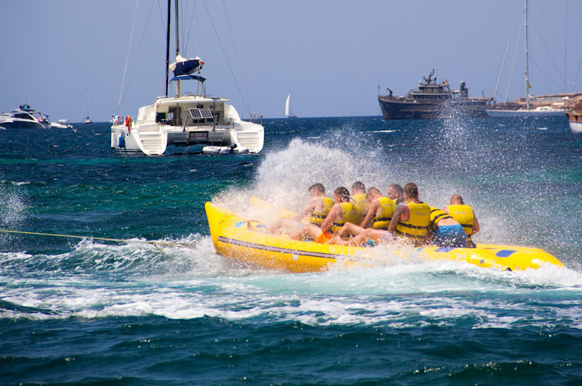 Banana-Boot fahren auf Ibiza | Jetzt buchen mit Pissup Reisen!