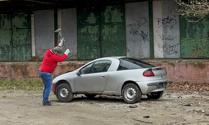 Auto zerstören mit Panzer in Bratislava | Jetzt mit Pissup Reisen buchen!