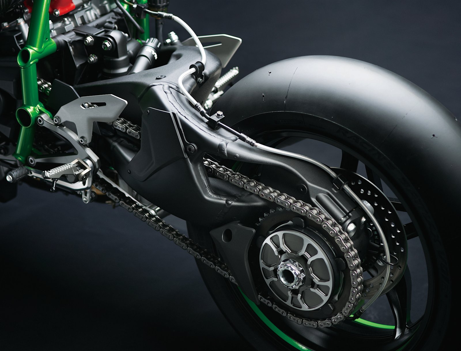 Closed-course Model Ninja H2R | ANSWERS | Kawasaki's Solutions for the ...