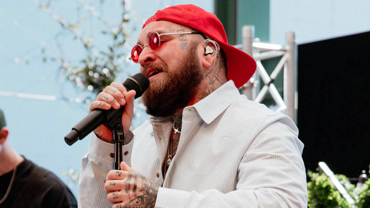 WATCH: Teddy Swims performs his latest hit 'Lose Control' at The Edge ...