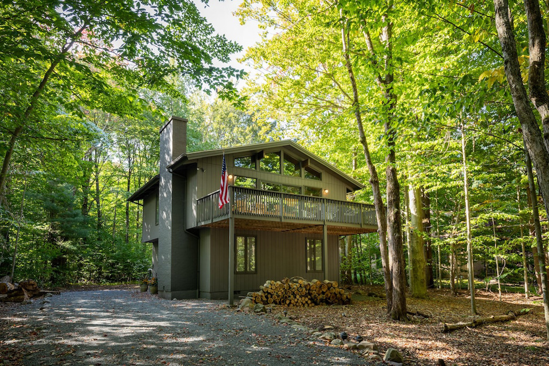 12 Best Poconos Cabin Rentals for a PA Vacay | 2022 | Field Mag