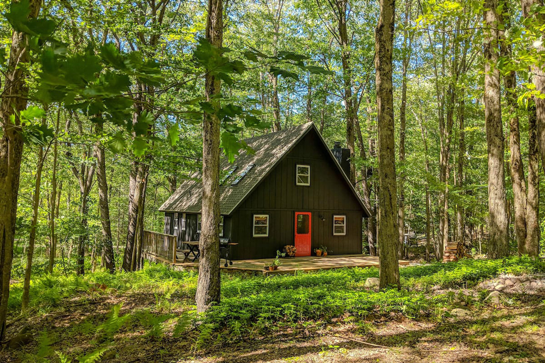 13 Best Poconos Cabin Rentals on Airbnb | 2020 | Field Mag