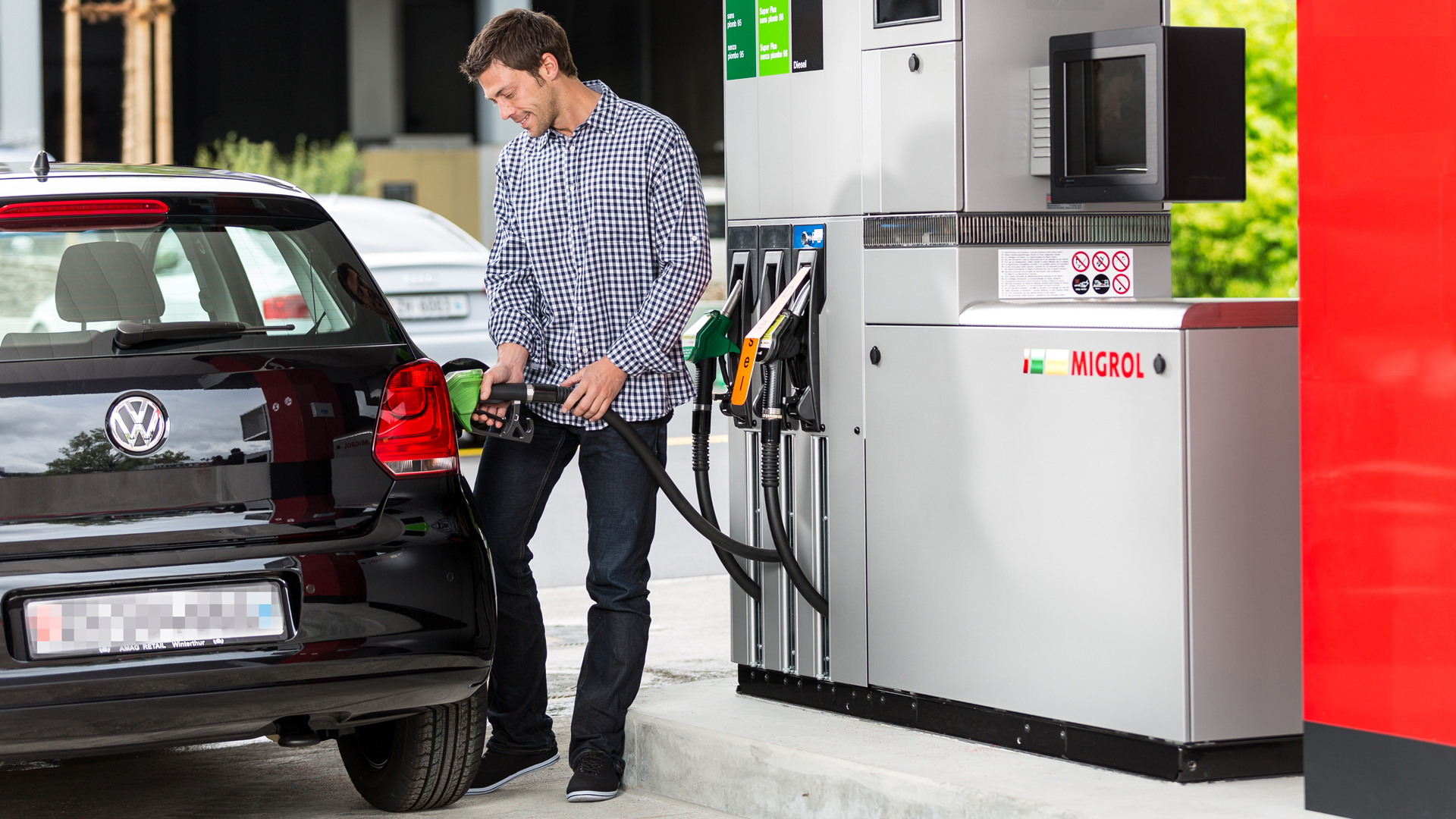 Tanken ohne Portemonnaie bei Migrol – mit der autoSense Fuel App | Migros