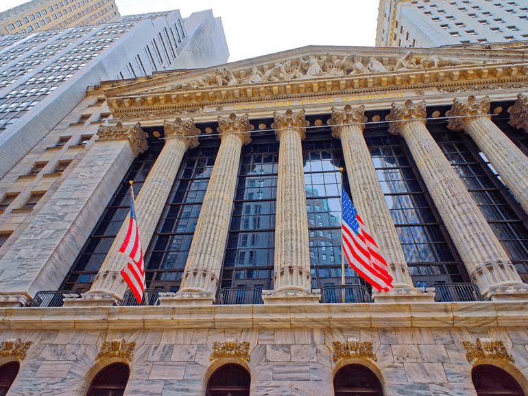 NFP Trading Guide: October 2025 Fed Cuts & USD Strategy | Plus500