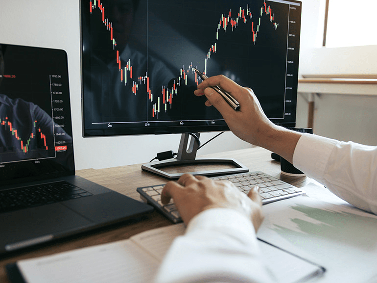 Gold Breaks $4,000, AMD Surge Continues, Oracle Sinks | Plus500