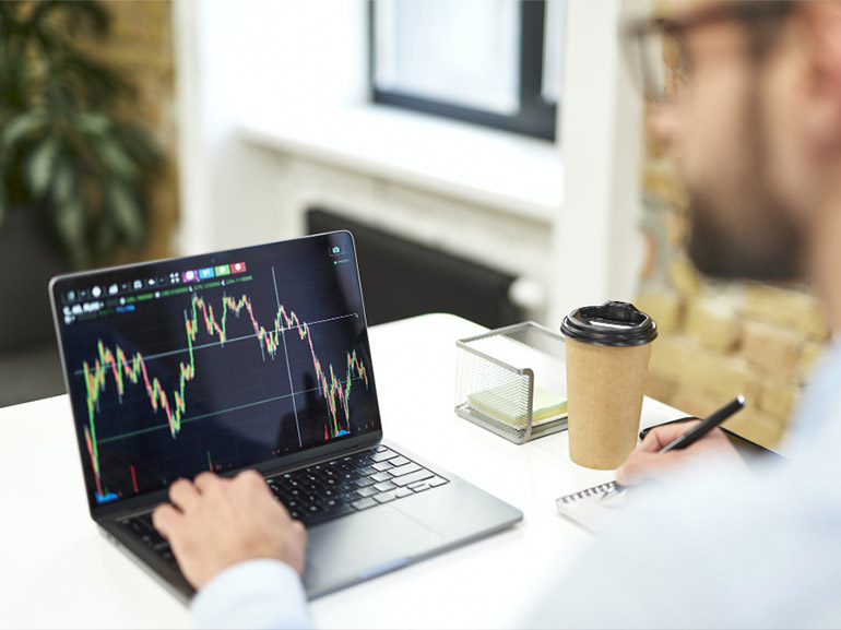 Intel Rallies; Defence Stocks Fall; U.S. Jobs Data Softens | Plus500