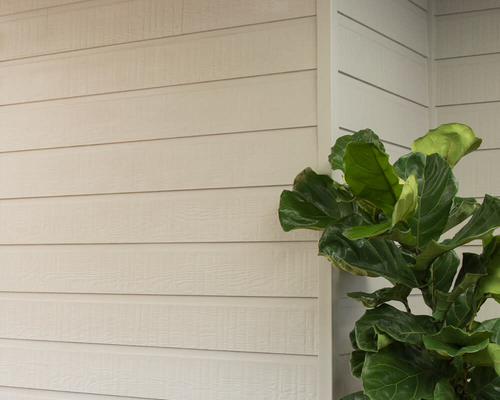 Wide weatherboards in smooth and woodgrain textures.