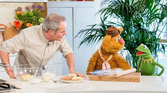 Phil and The Muppets bake peanut and white chocolate cookies | This Morning