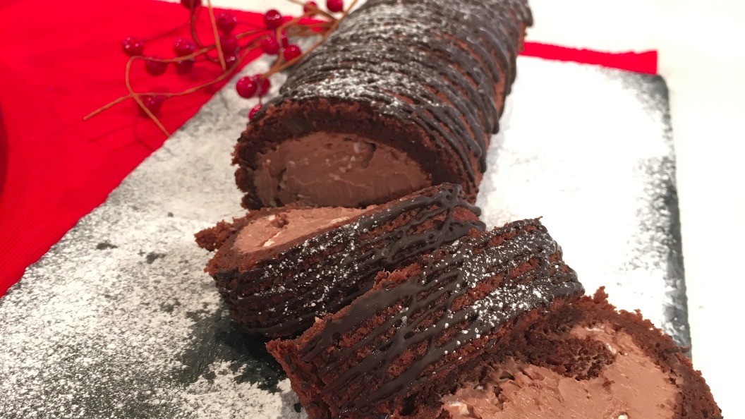 Christmas chocolate orange and meringue roulade | This Morning