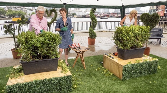 Holly and Phillip learn how to tame a bush | This Morning