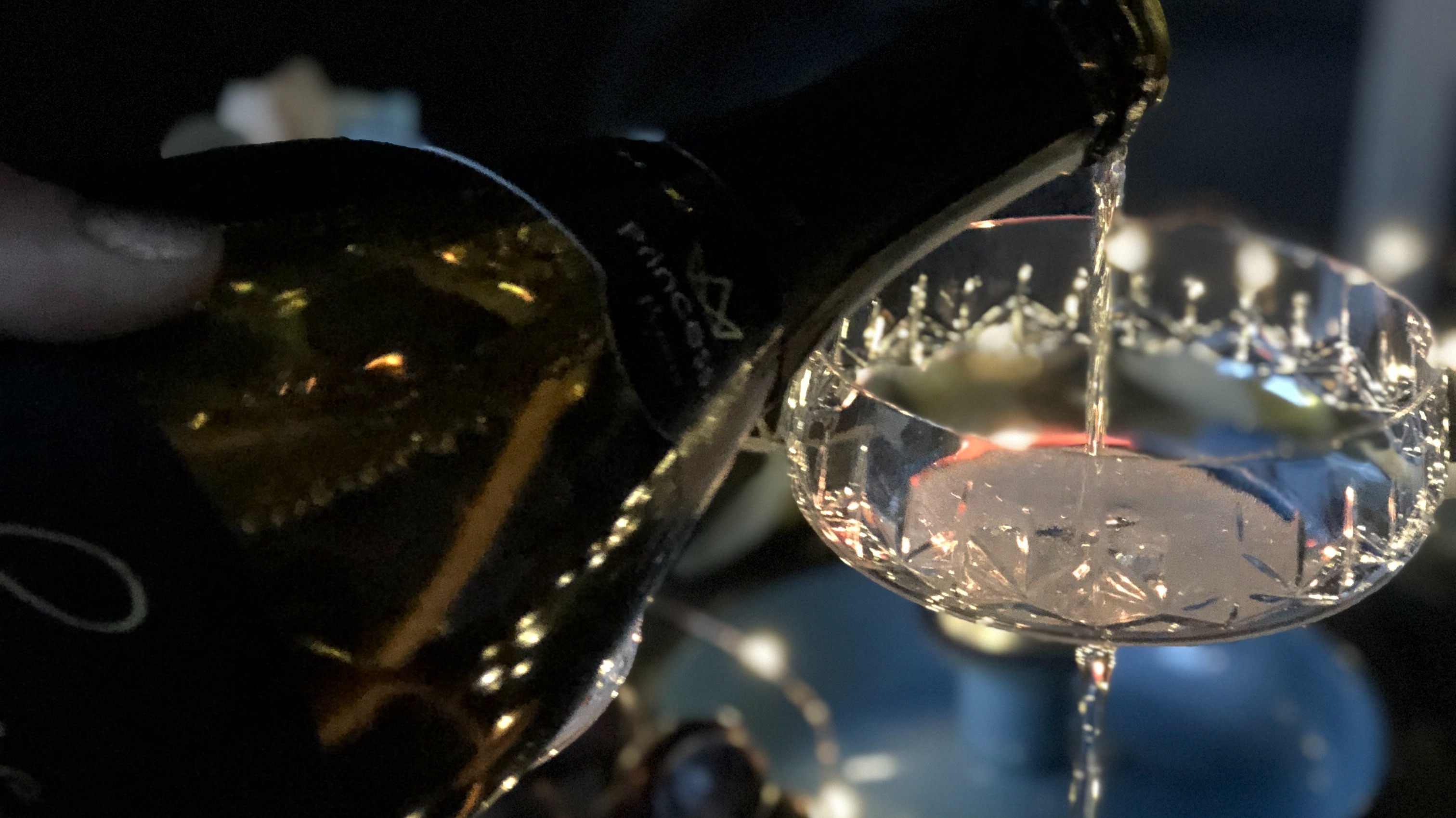 Phil and Holly test the best festive fizz 🥂 | This Morning