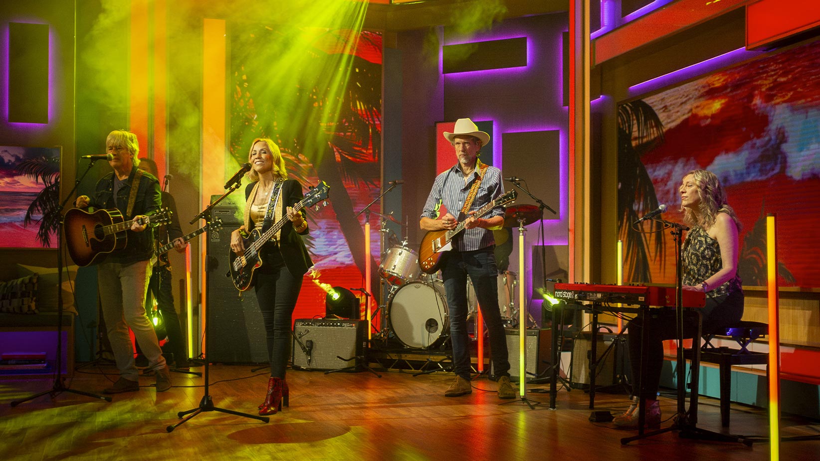 Multiple Grammy winner Sheryl Crow performs brand new song Love Life ...