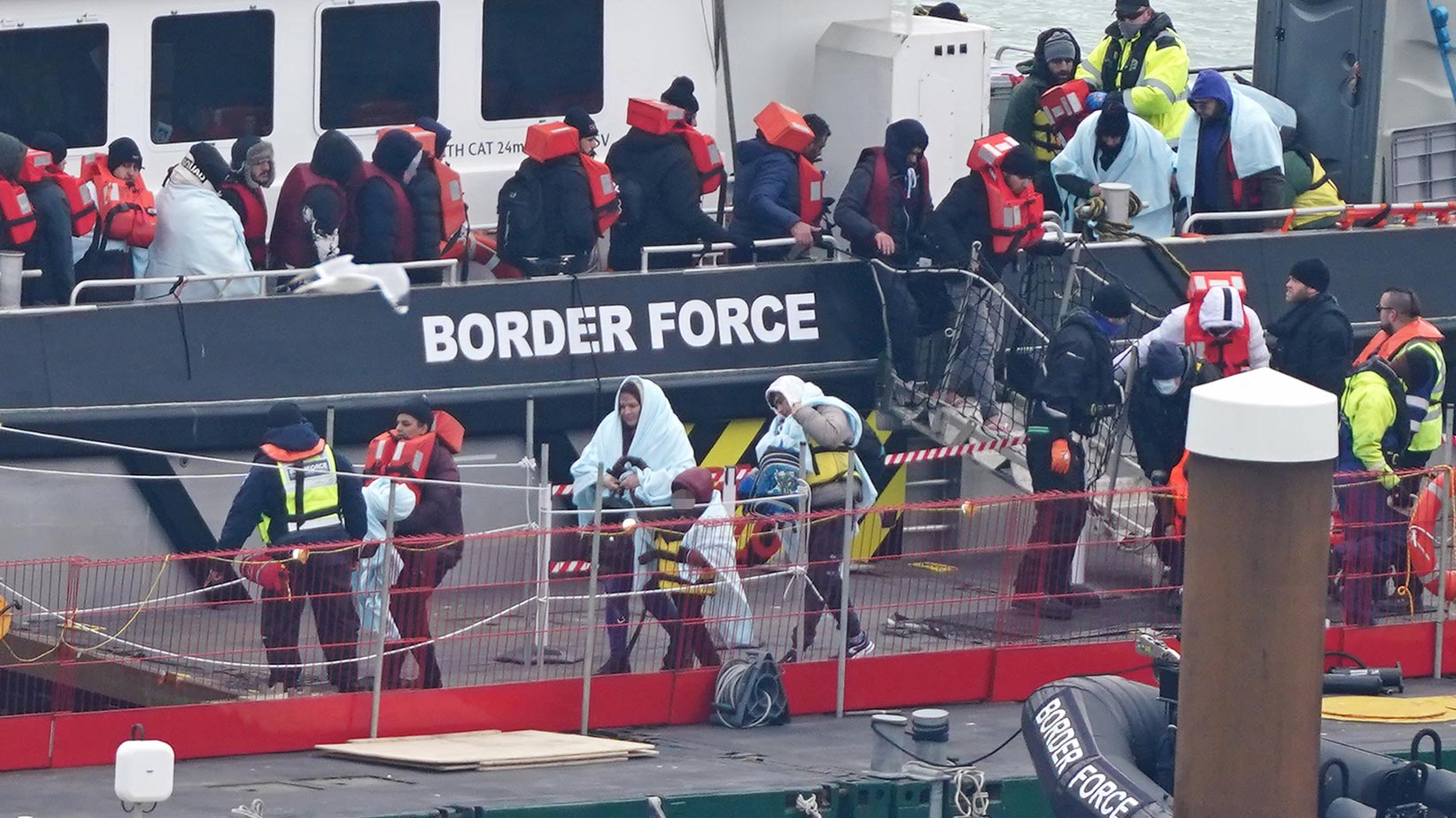 Rishi Sunak announces new law to tackle illegal asylum seekers | This Morning