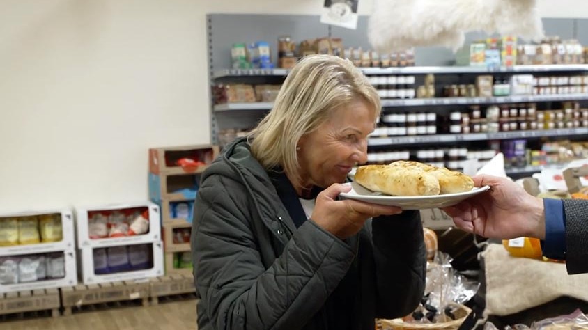 The Speakmans help a woman with a fear of garlic! | This Morning