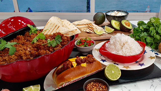 Phil Vickery's bonfire chilli three ways | This Morning