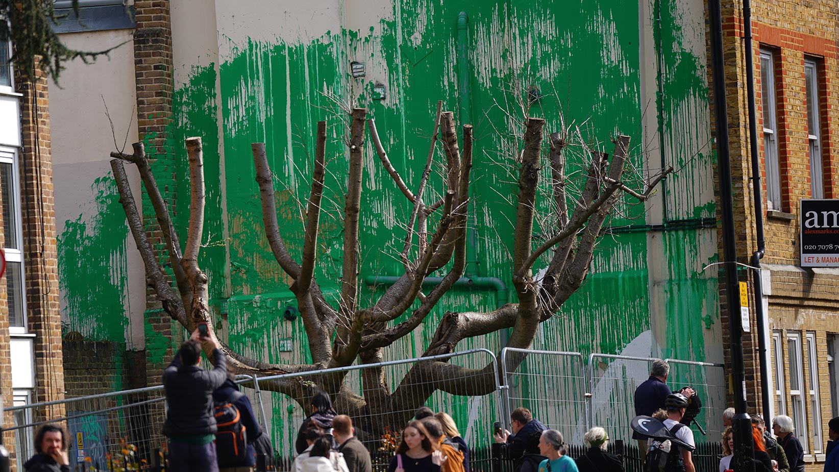 Banksy fans disappointed as new mural defaced | This Morning