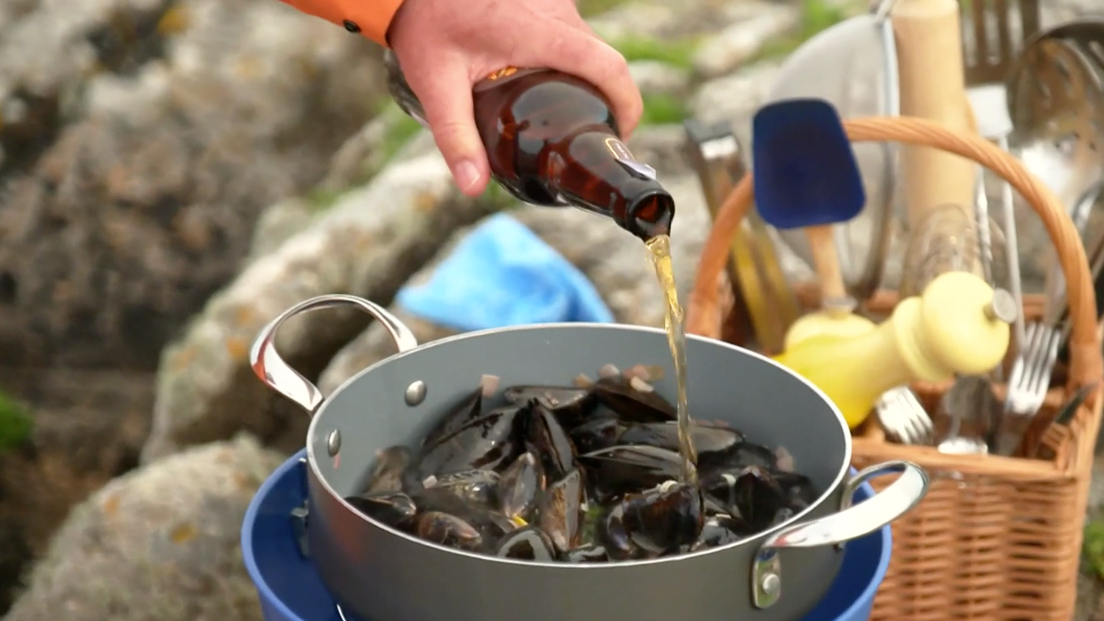 John Torode's mussels with clotted cream and Cornish cider | This Morning