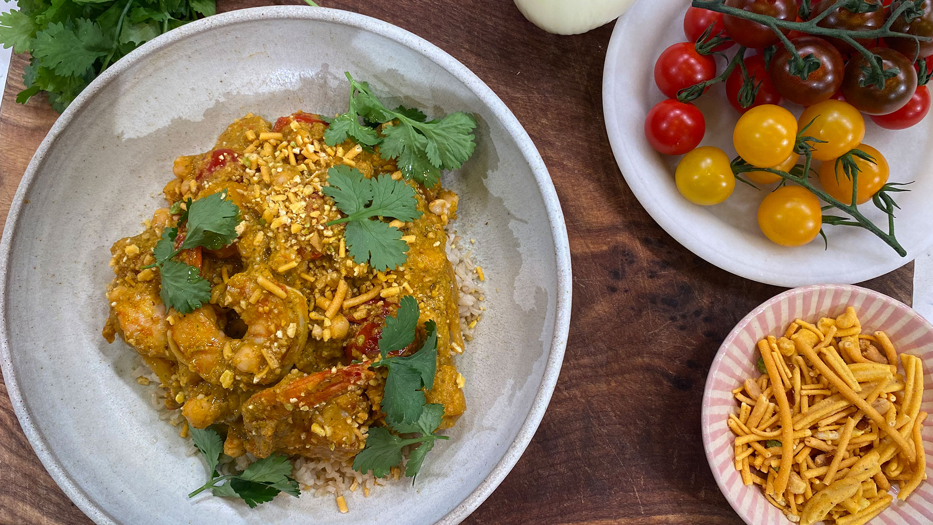Jamie Oliver's easy prawn curry | This Morning