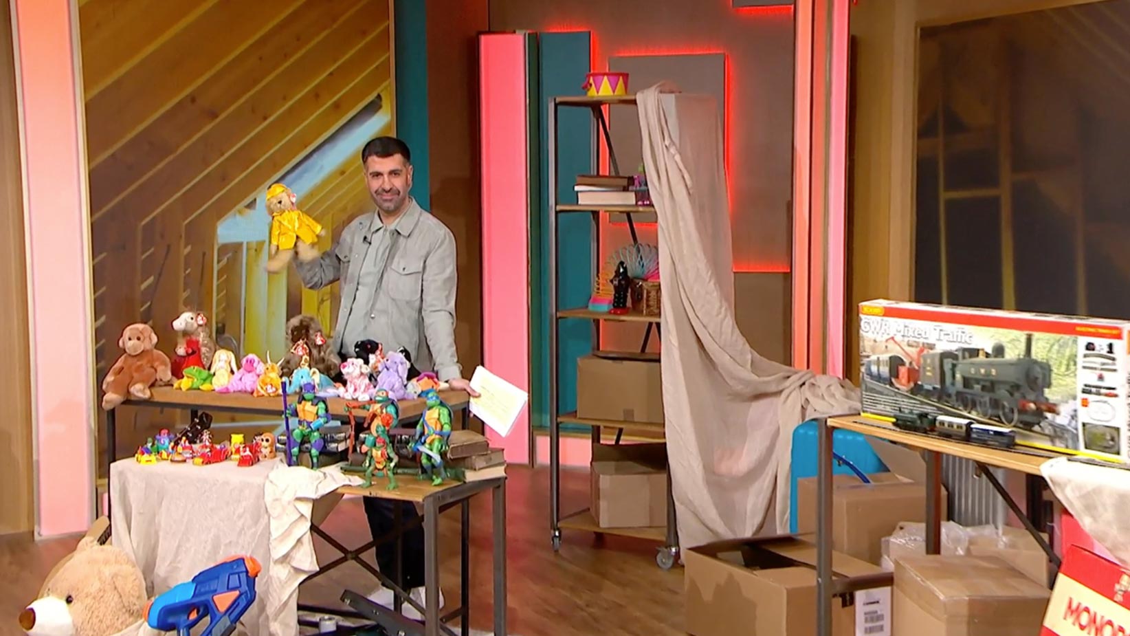 Pawnbroker Dan Hatfield values your toybox treasures | This Morning