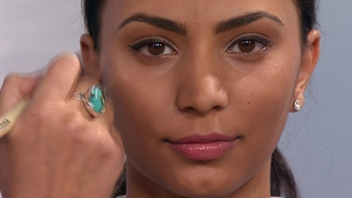 Bryony Blake puts foundations to the test | This Morning