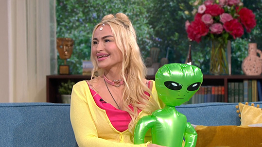 "I'm desperate for my alien boyfriend to propose" | This Morning